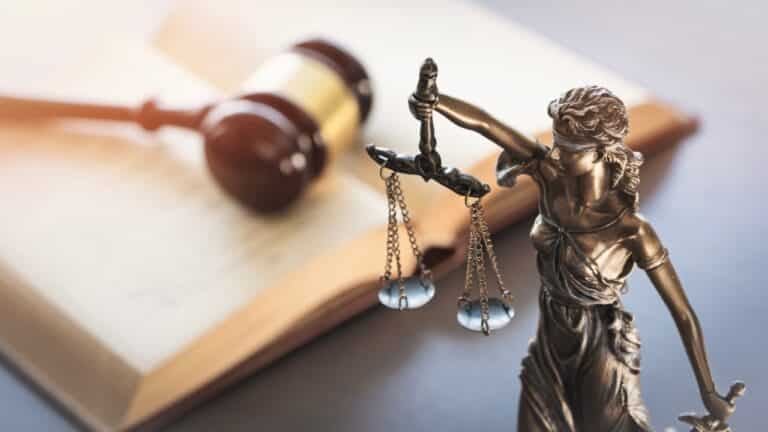 Richter erlaubt der Jury, Totschlag im Fall einer Messerstecherei an ...