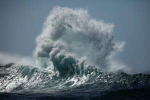 11 meter waves hit Wellington coast and force evacuation of hundreds