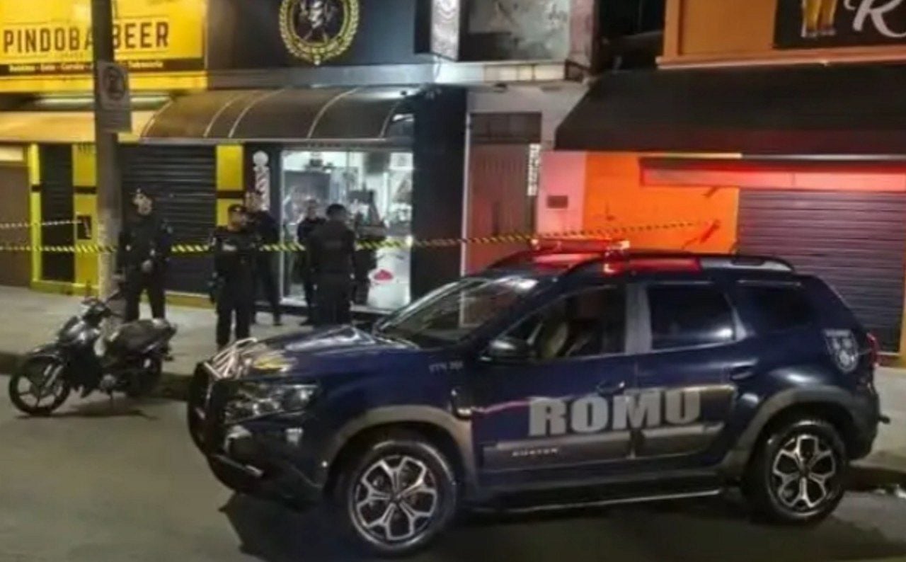 Tukang gunting rambut ditembak semasa memotong rambut di tengah-tengah ...